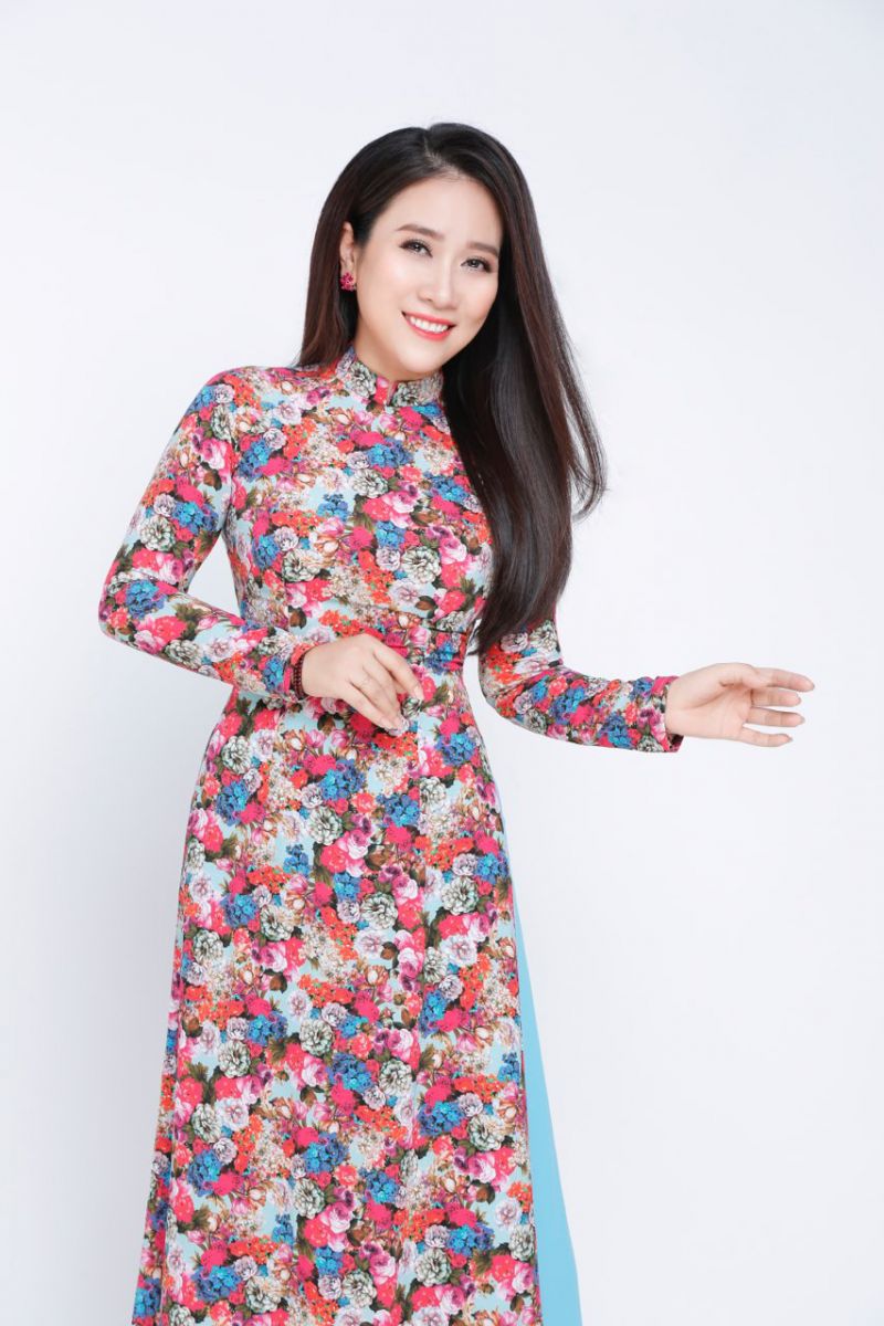 Ca sĩ Vân Khánh nghệ sĩ ưu tú nổi tiếng với dòng nhạc quê hương