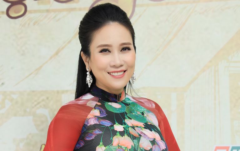 Ca sĩ Vân Khánh nghệ sĩ ưu tú nổi tiếng với dòng nhạc quê hương